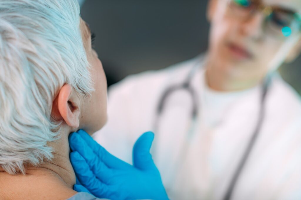 Nodulo dietro l'orecchio: Cosa può significare e come trattarlo