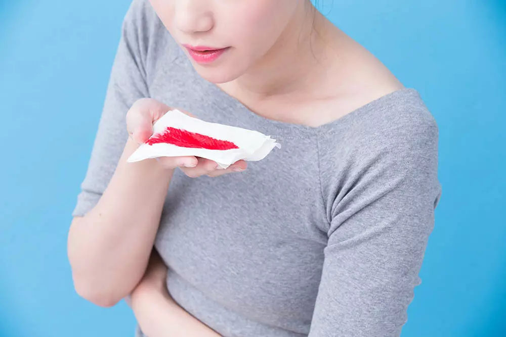 Tosse con Sangue: Cause, Sintomi e Cosa Fare in Caso di Emottisi